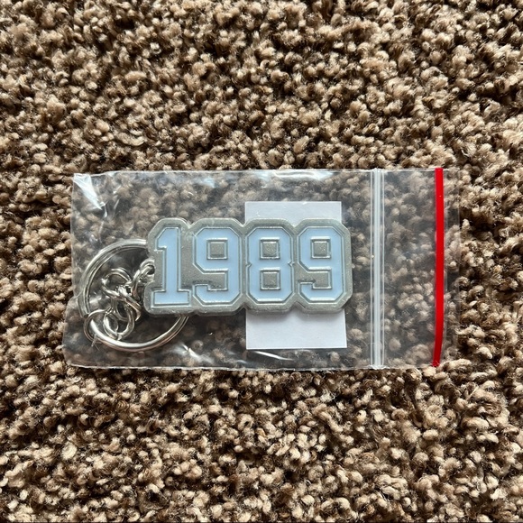 Taylor Swift | Accessories | New Taylor Swift 989 Keychain | Poshmark